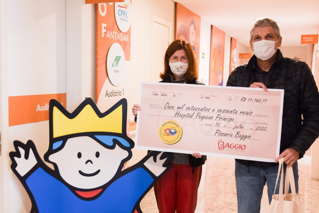 Baggio entrega cheque simbólico de ação que beneficiou Hospital