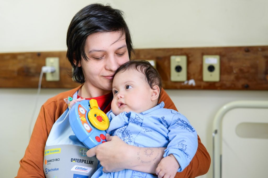 Beijo em bebês: por que é importante evitar?