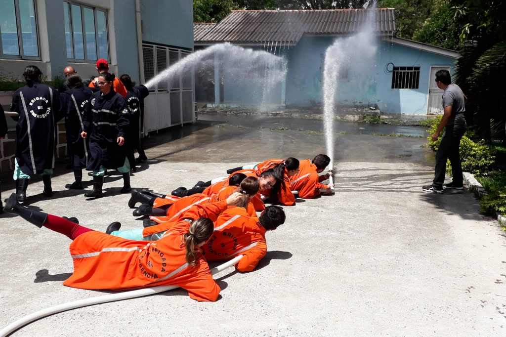 Brigada supera o fogo com coragem e rapidez para proteger vidas