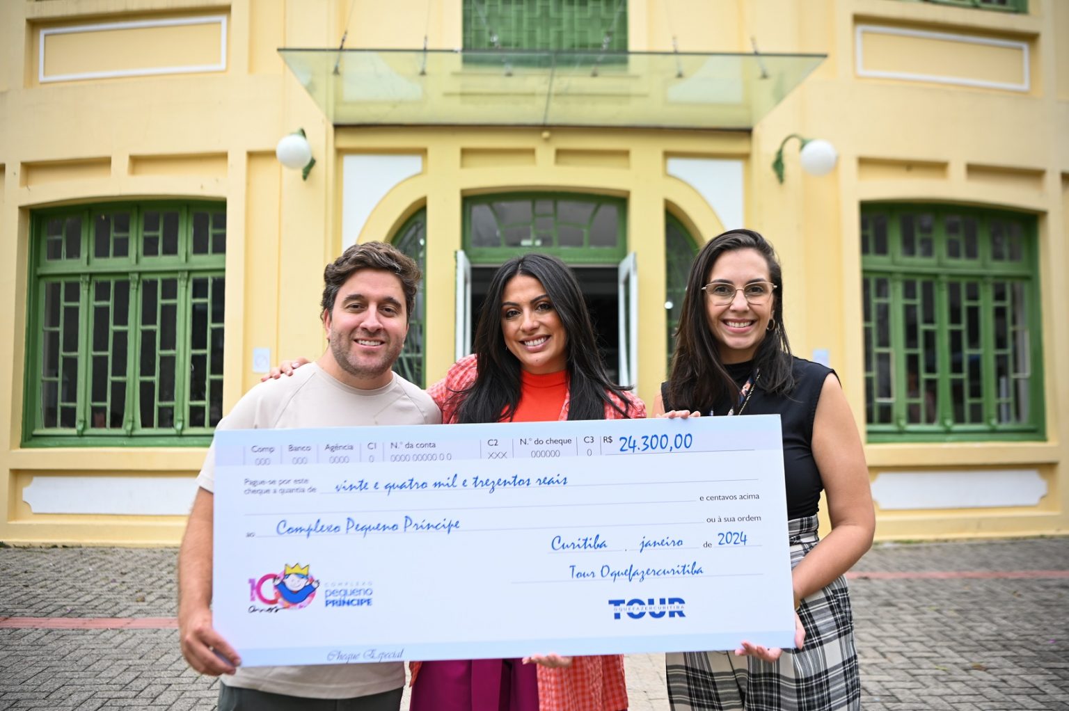 Tour O Que Fazer Curitiba entrega cheque simbólico ao Hospital