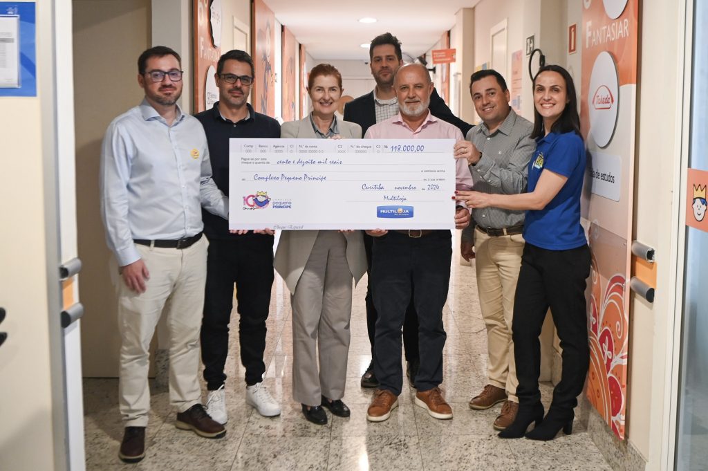 Multiloja entrega cheque simbólico ao Pequeno Príncipe